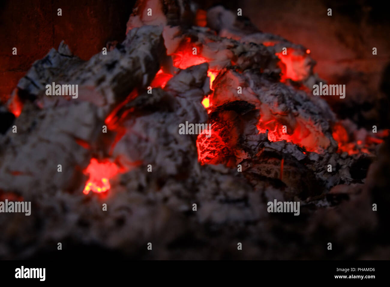 Embers in the fireplace hi-res stock photography and images - Alamy