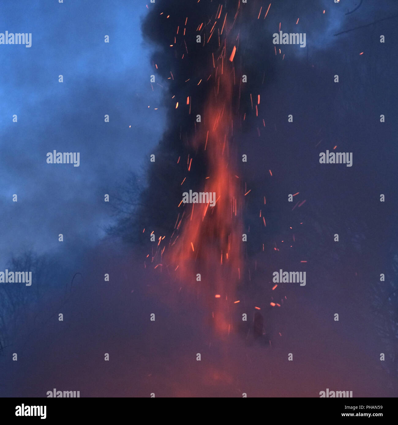 Outdoor bonfire hi-res stock photography and images - Alamy