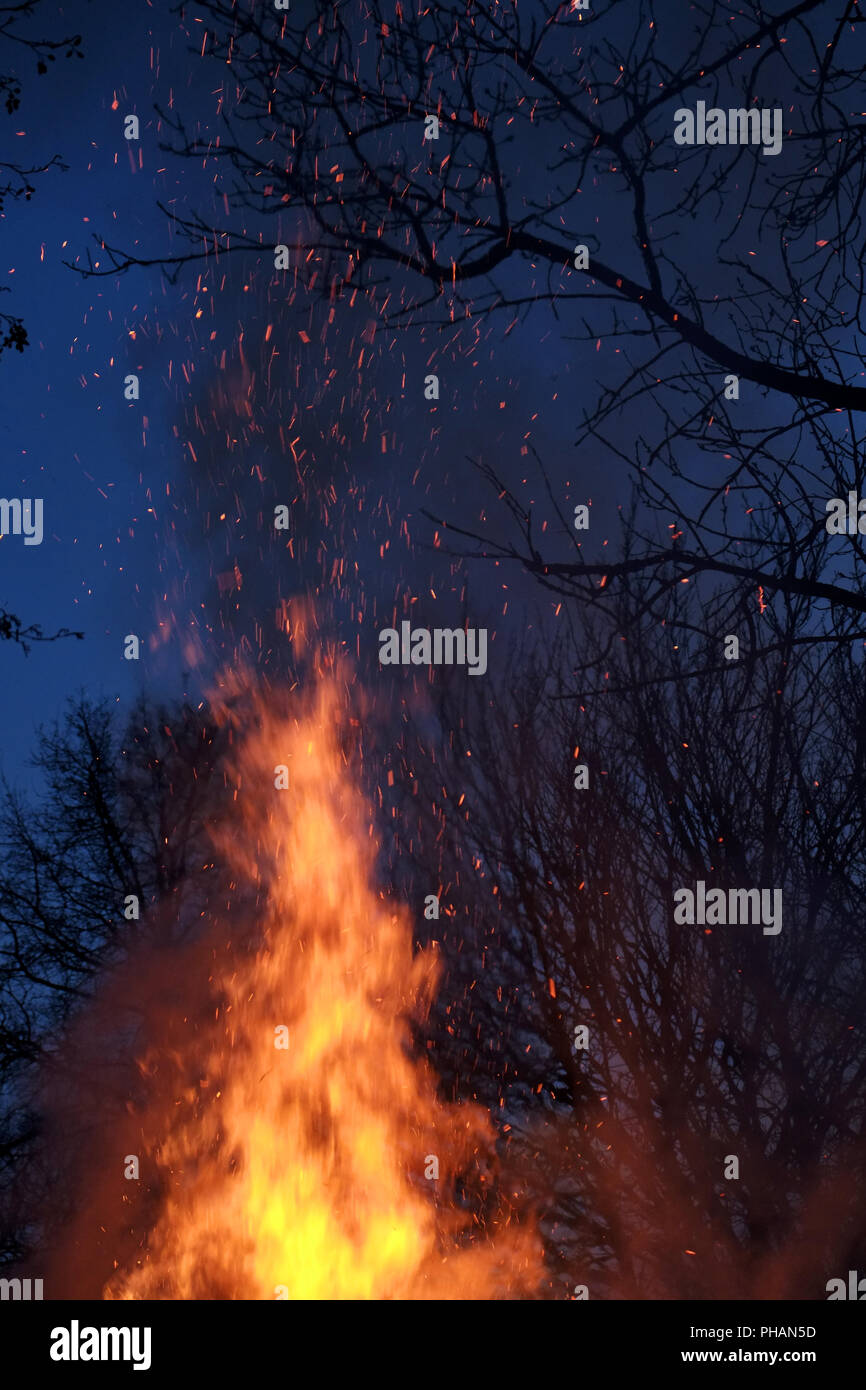 Outdoor fire hi-res stock photography and images - Alamy