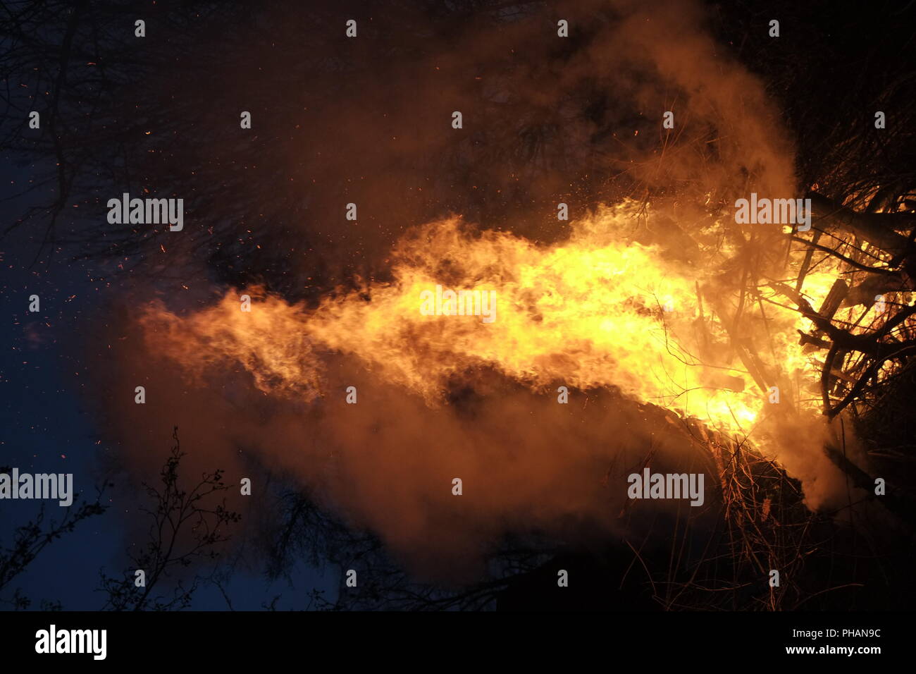 Night fire hi-res stock photography and images - Alamy