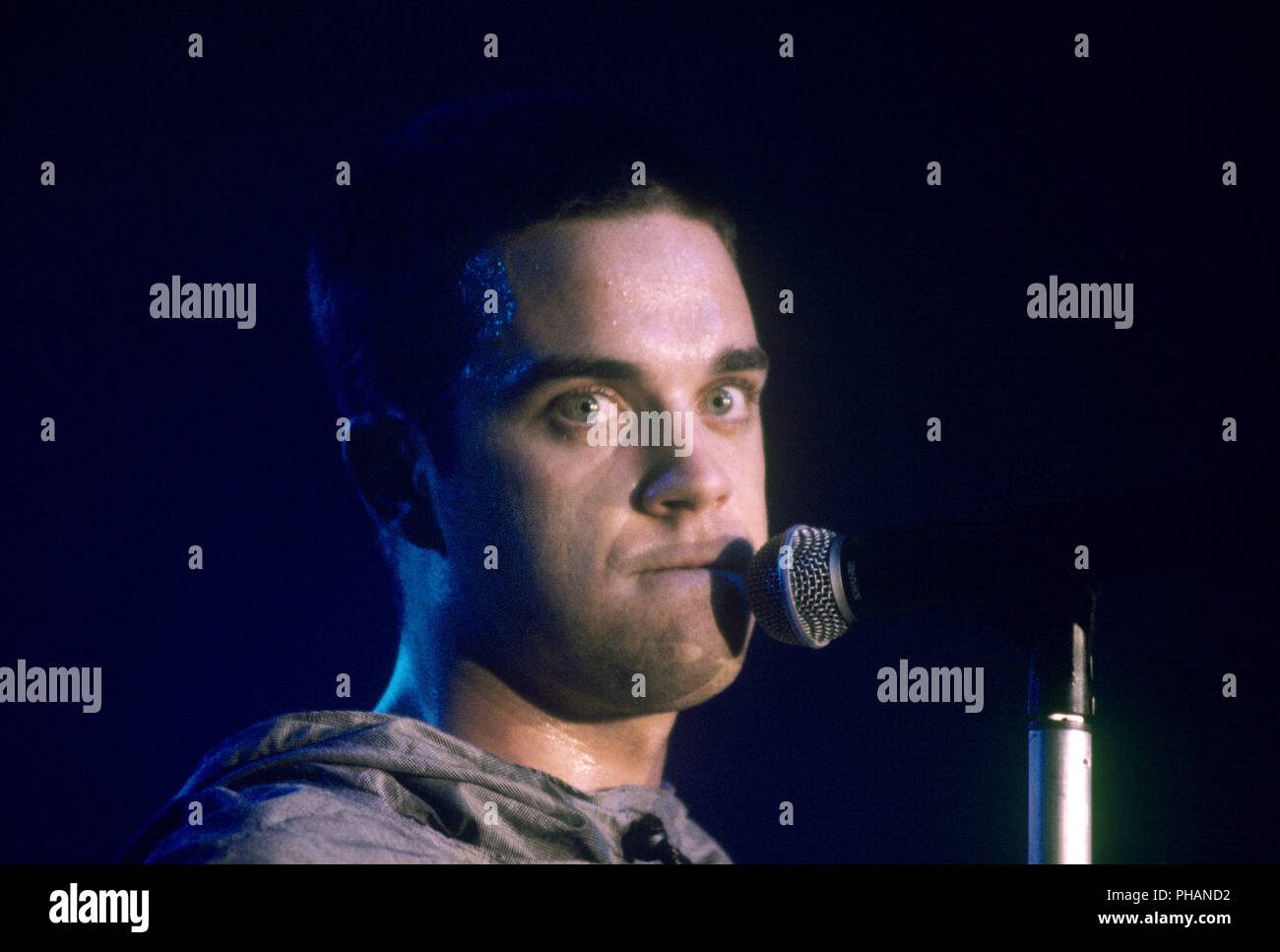 Robbie williams 1997 hi-res stock photography and images - Alamy