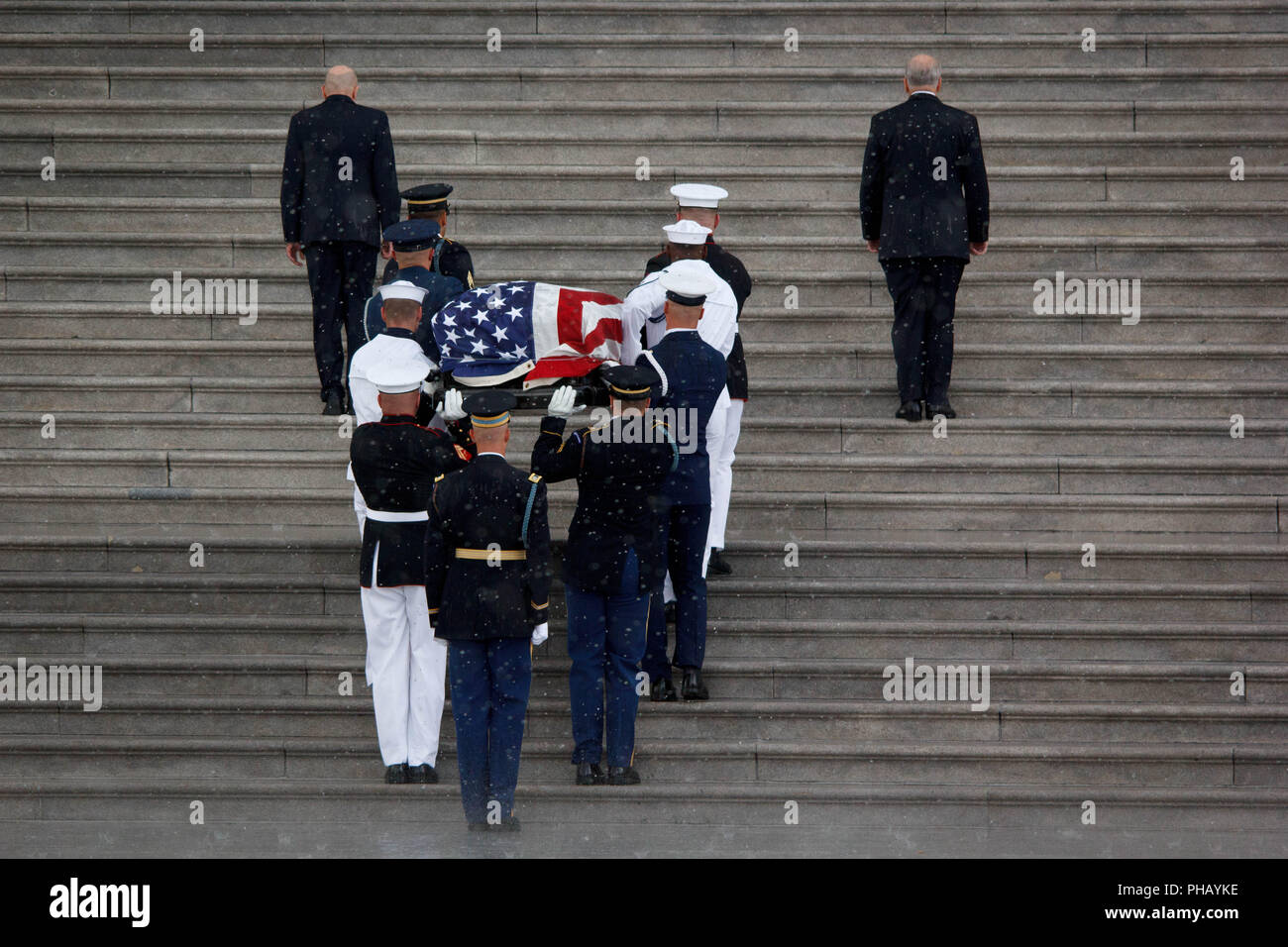 Washington, DC, USA. 31st Aug, 2018. An honor guard carries the casket ...