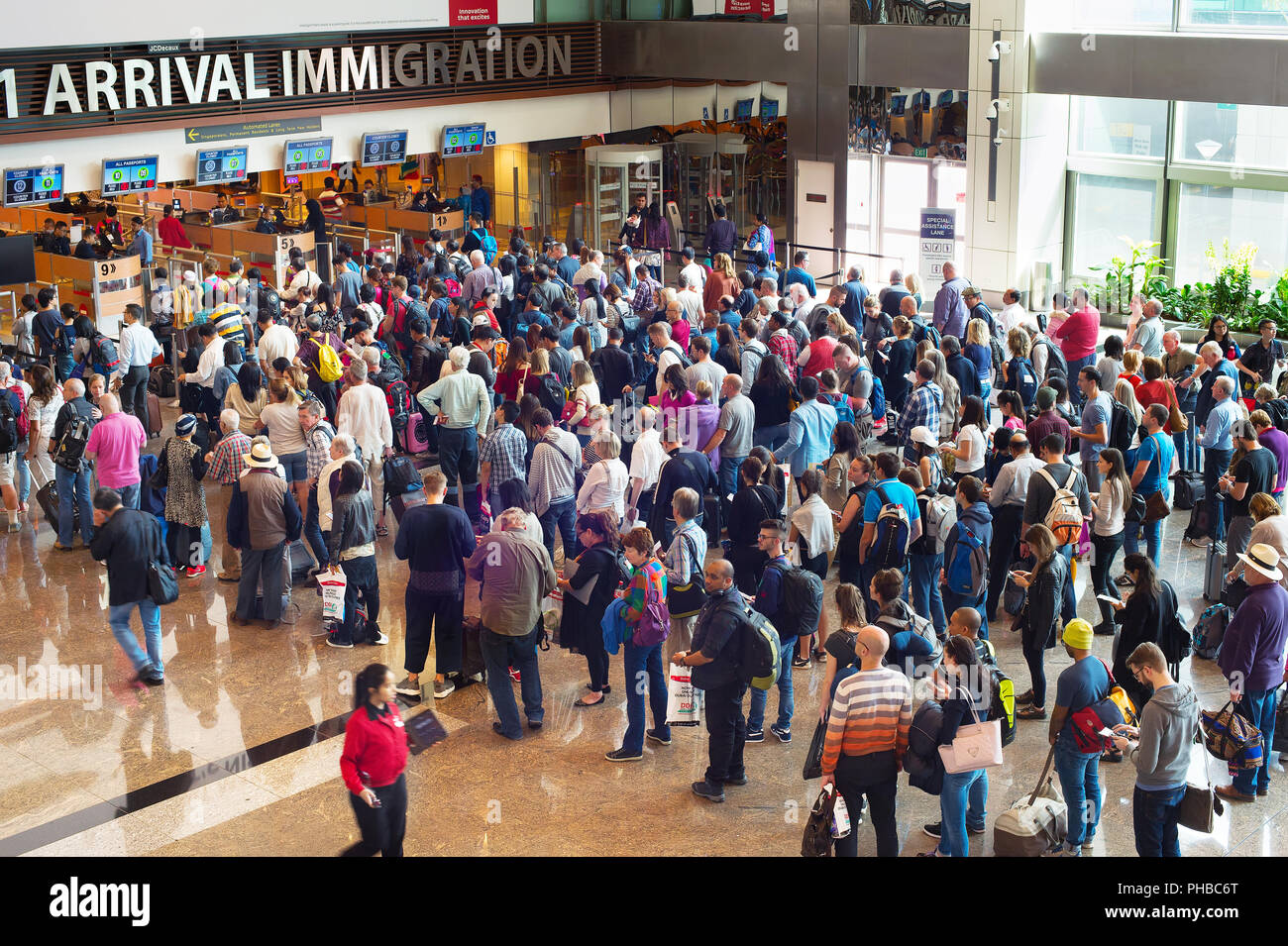 Queue at airport immigration Stock Photo - Alamy