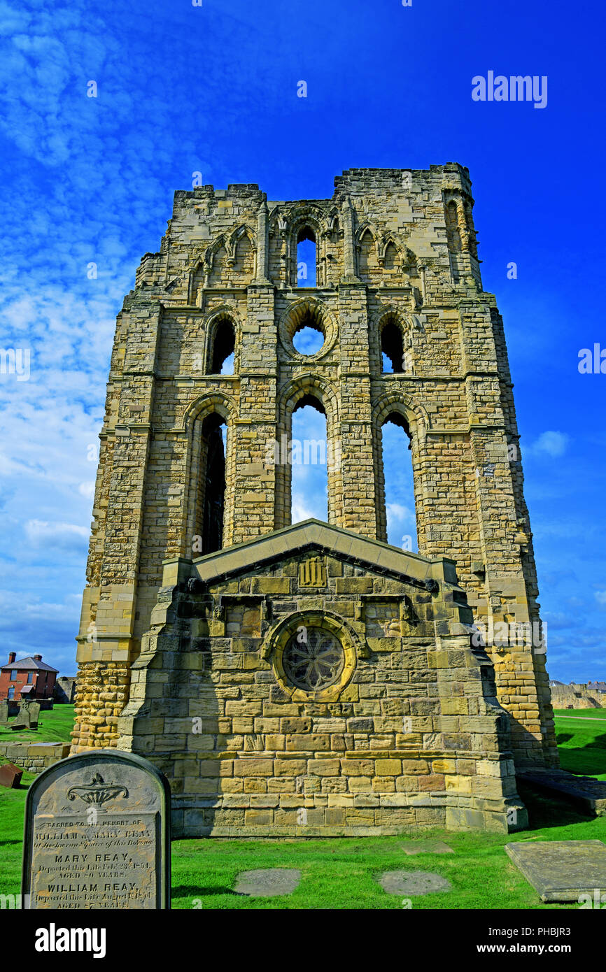 English heritage tynemouth priory and castle hi-res stock photography ...