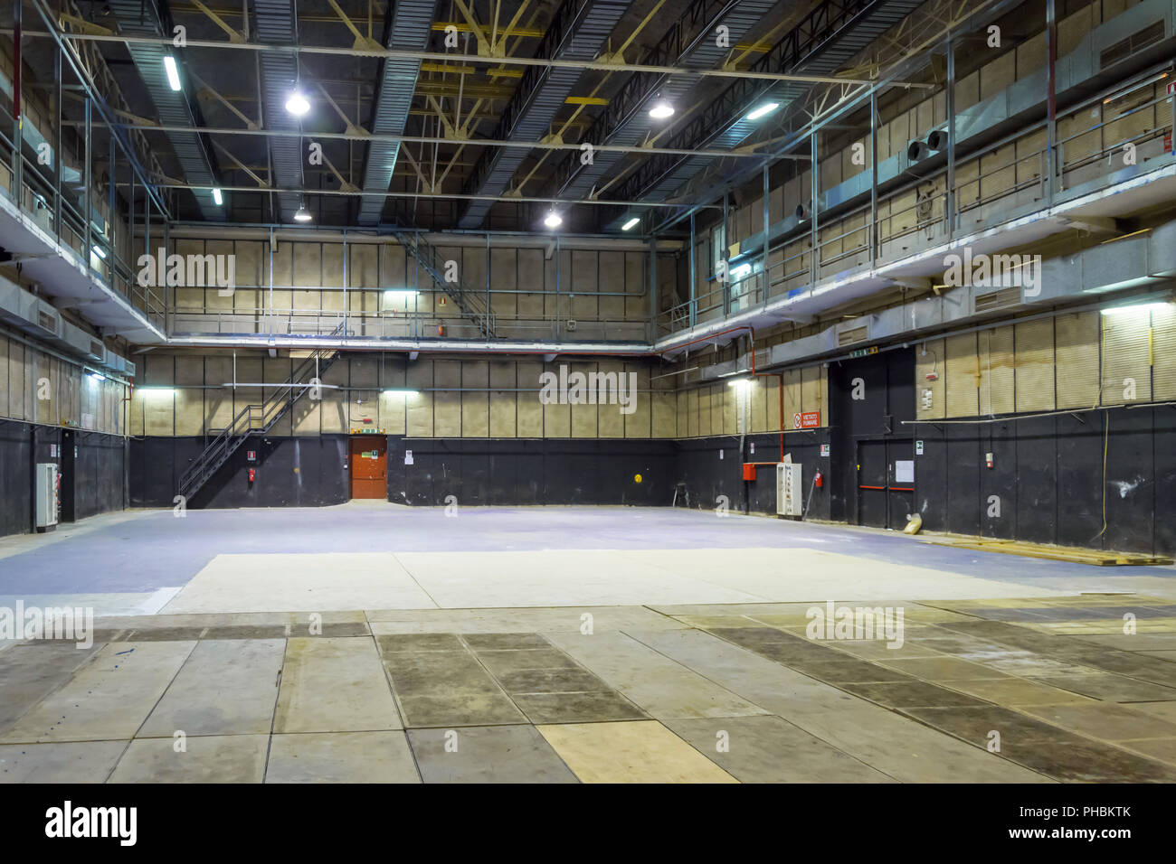 Empty dark warehouse hi-res stock photography and images - Alamy