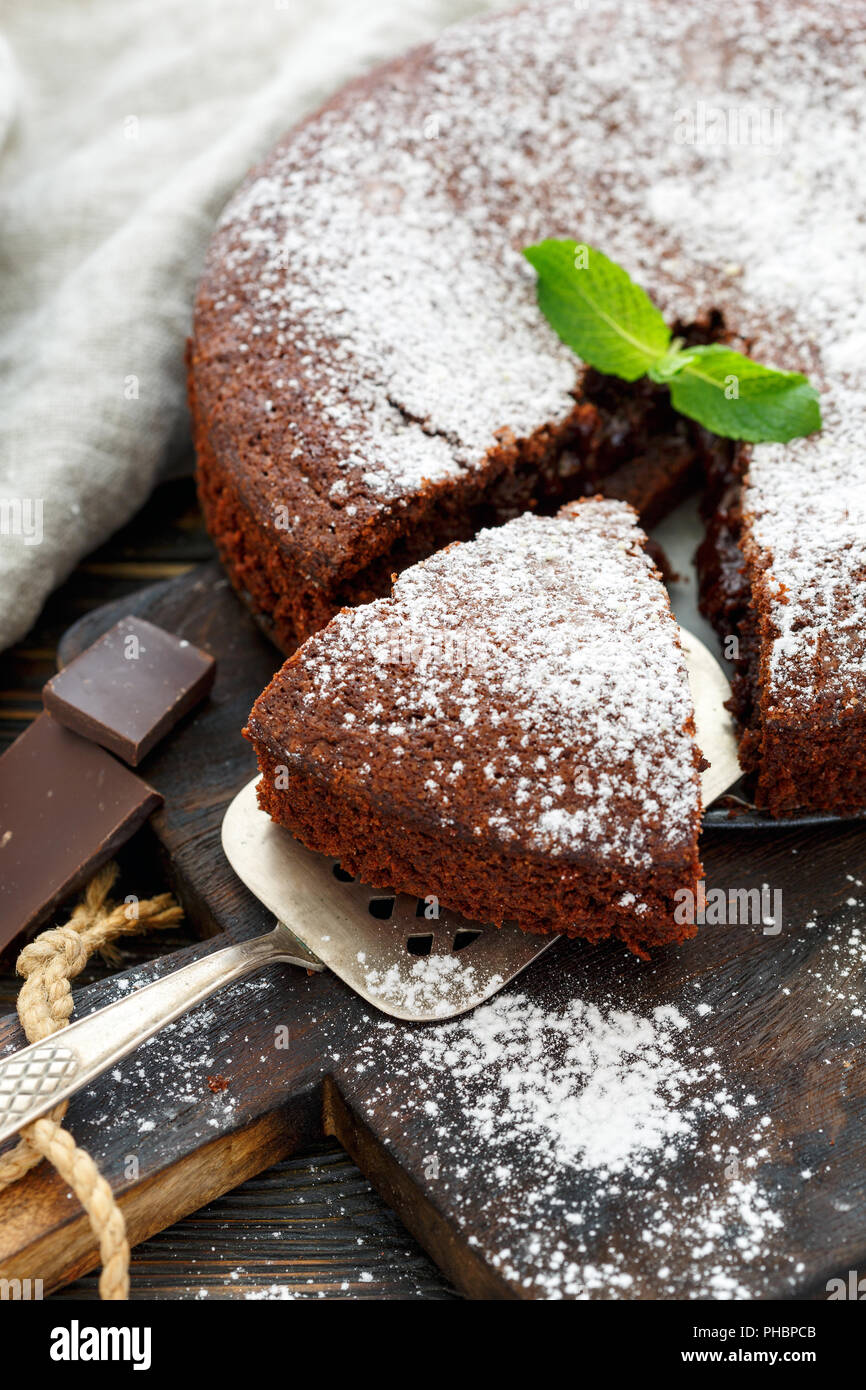 Chocolate cake dusted with powdered sugar Stock Photo - Alamy