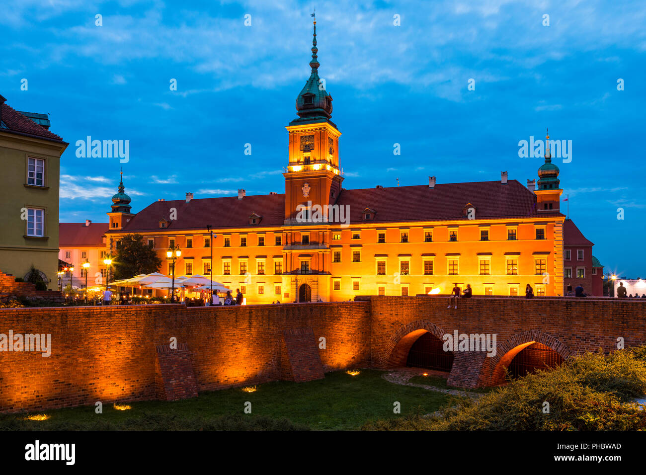 Royal Castle in Plac Zamkowy (Castle Square) at night, Old Town, UNESCO ...