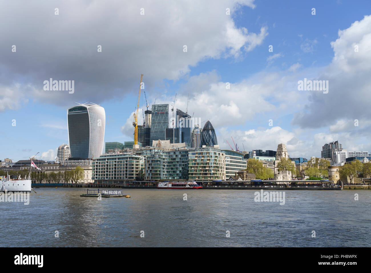 London financial district skyline hi-res stock photography and images ...
