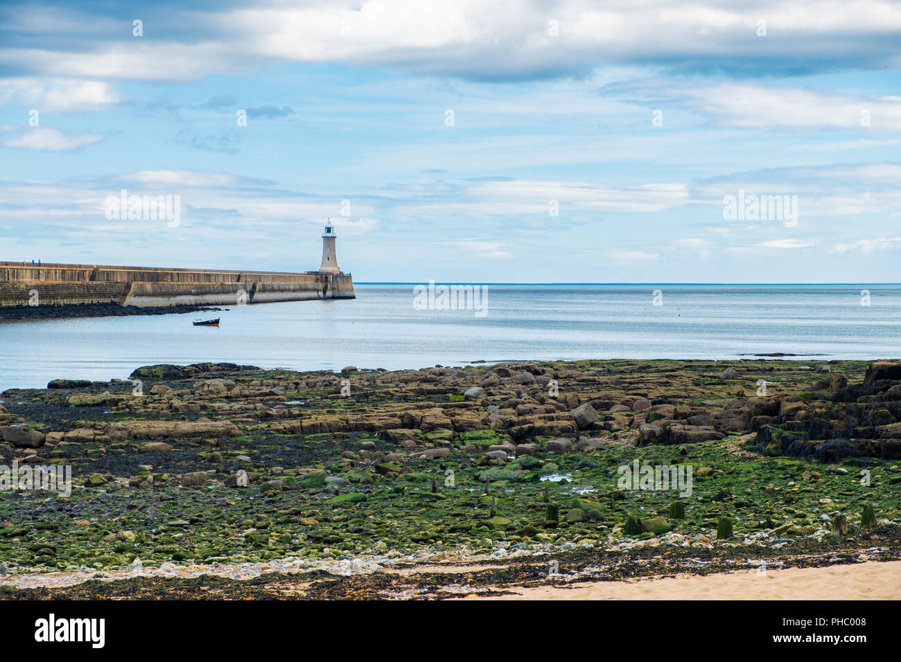 Beautiful landscape around Tynemouth Pier and lighhouse, Tynemouth, UK ...