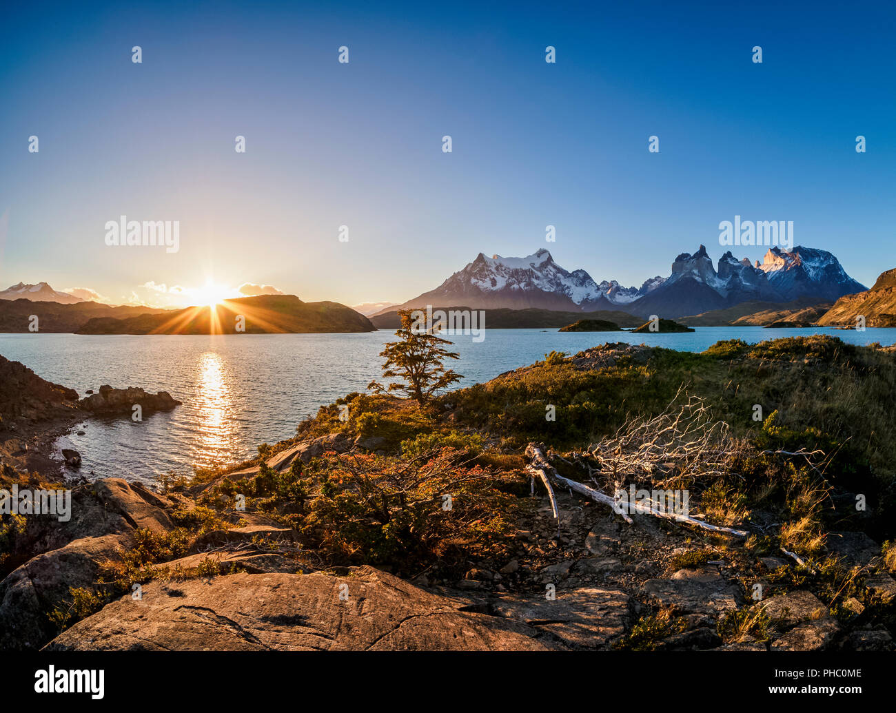 View over Lake Pehoe towards Paine Grande and Cuernos del Paine, sunset ...