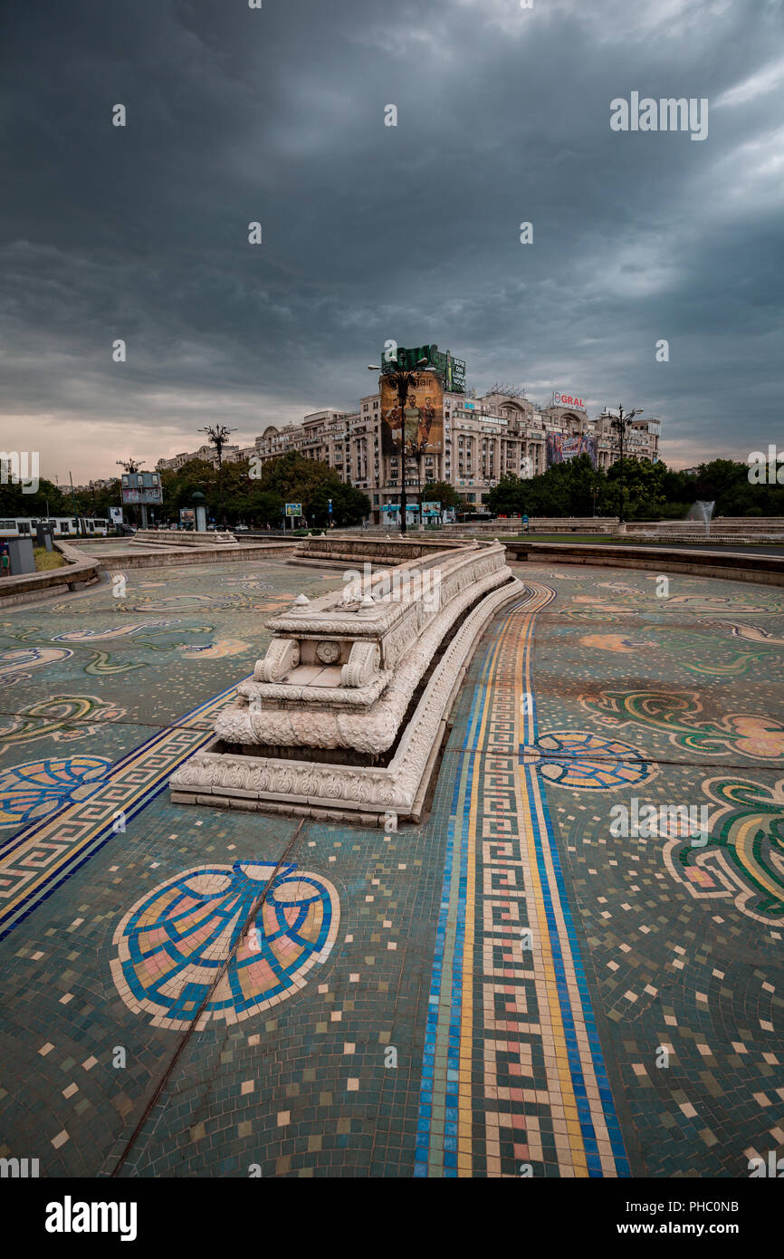 Empty fountain hi-res stock photography and images - Alamy