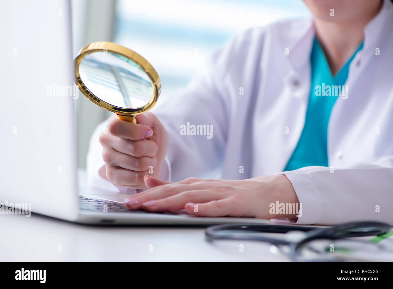 Doctor hand with magnifying glass Stock Photo - Alamy