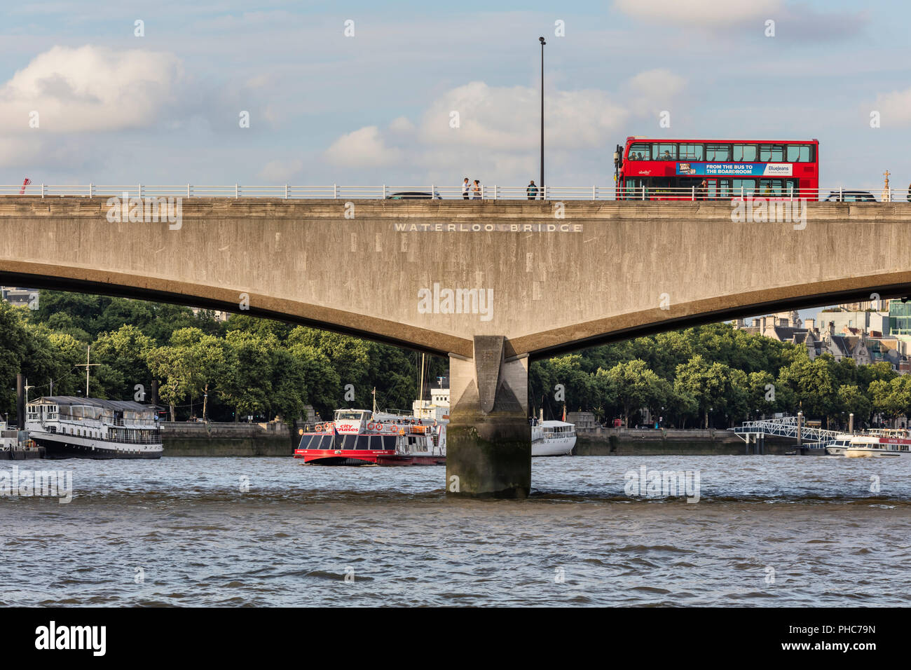 Waterloo bridge london hi-res stock photography and images - Alamy