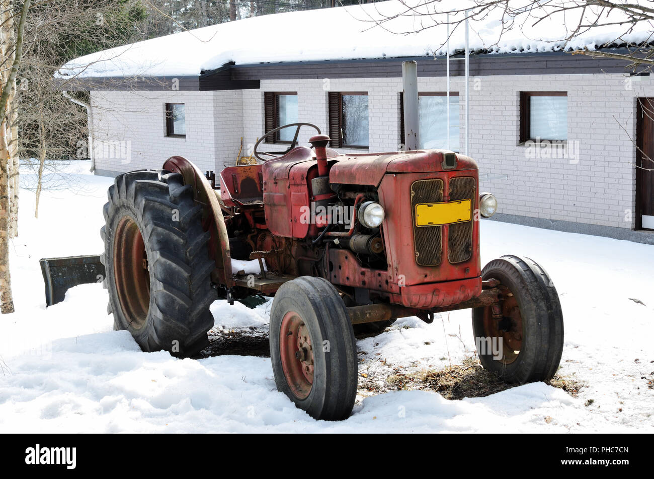 Red old tractor on land hi-res stock photography and images - Alamy