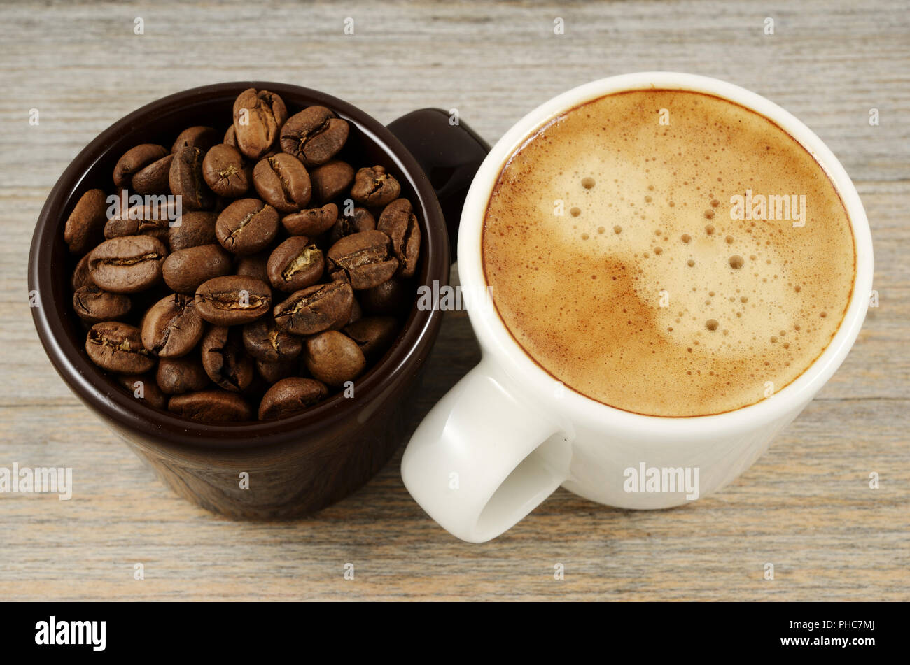 two cups of coffee and beans Stock Photo - Alamy