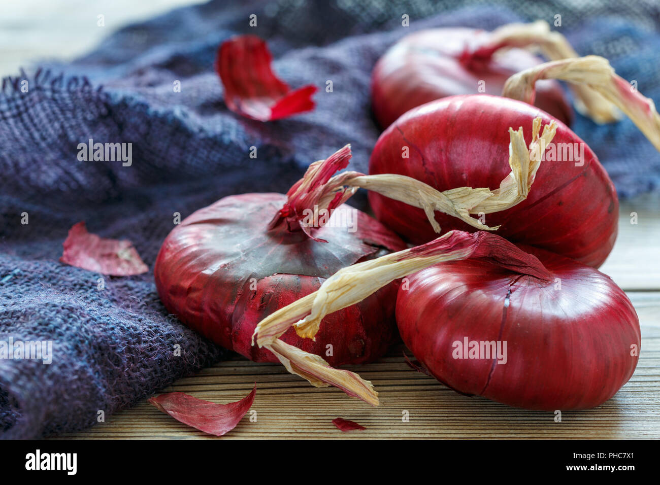 Whole and sliced red onions hi-res stock photography and images - Alamy