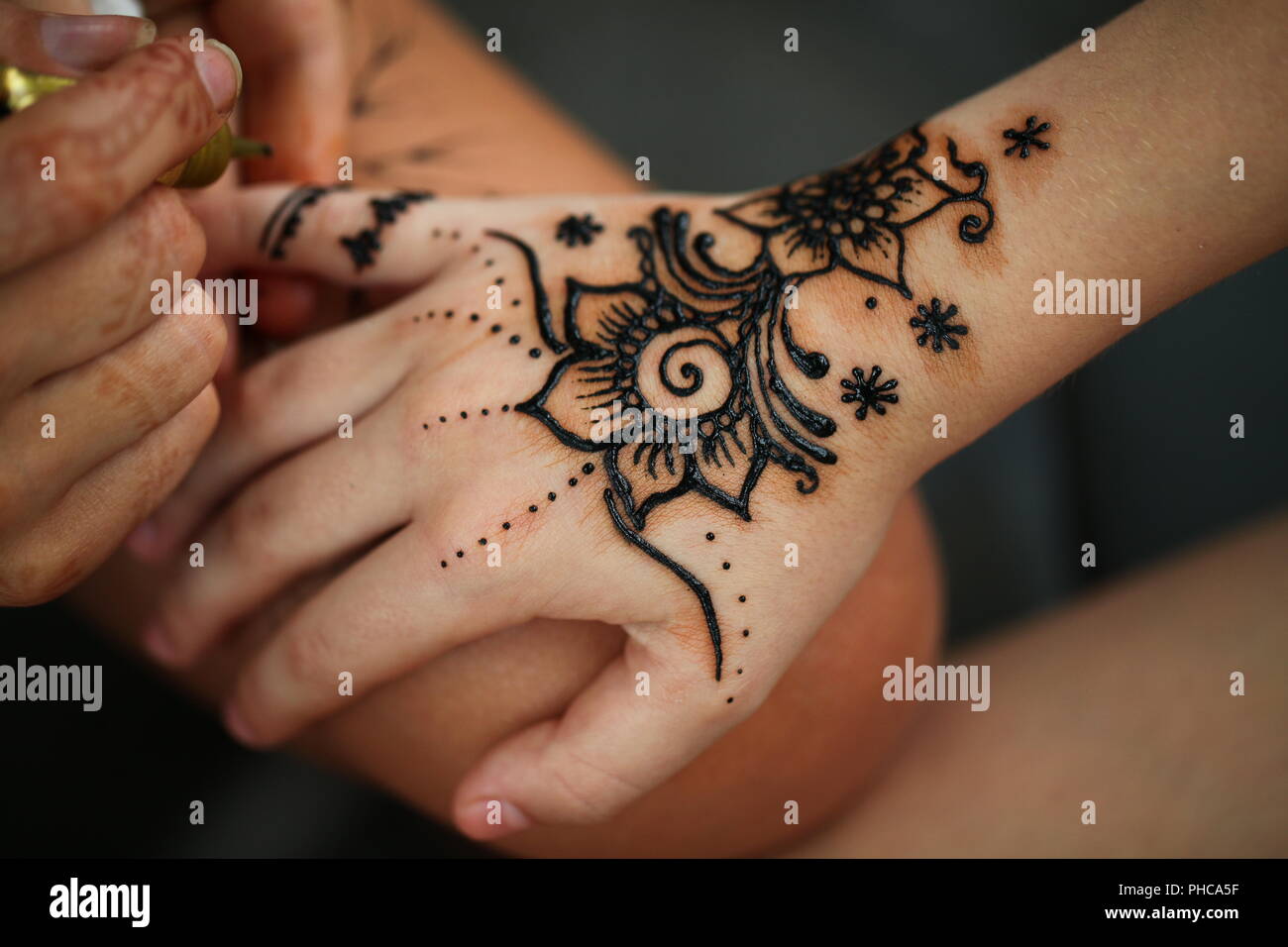 henna drawing mehendi Stock Photo - Alamy
