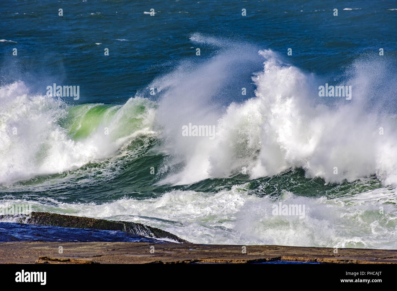 Green wave hi-res stock photography and images - Alamy