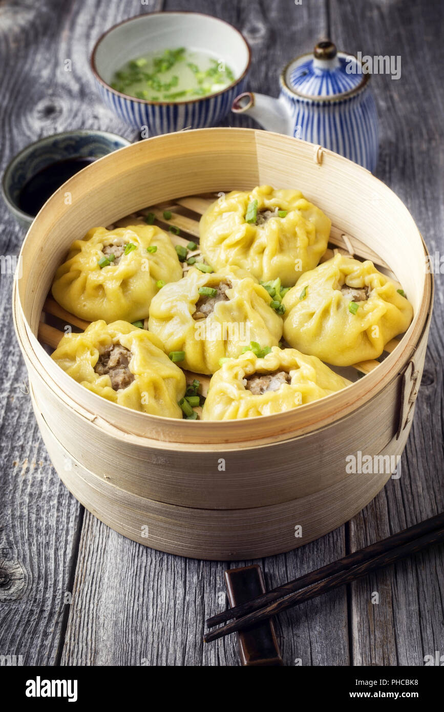 Traditional Uzbek Manti as close-up in a Bamboo Steamer Stock Photo - Alamy