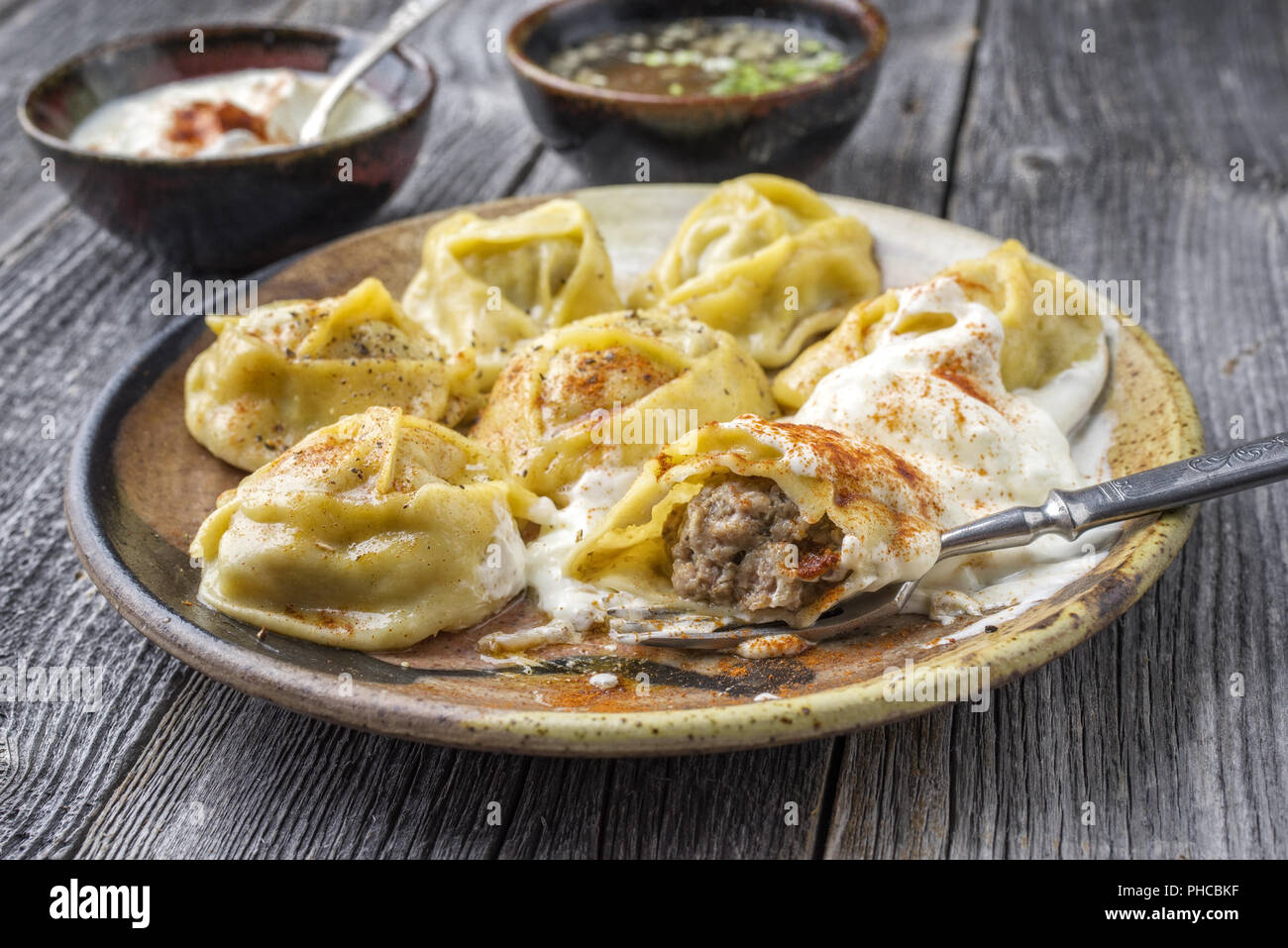 Traditional Turkish Manti with Joghurt and Vinegar Stock Photo - Alamy
