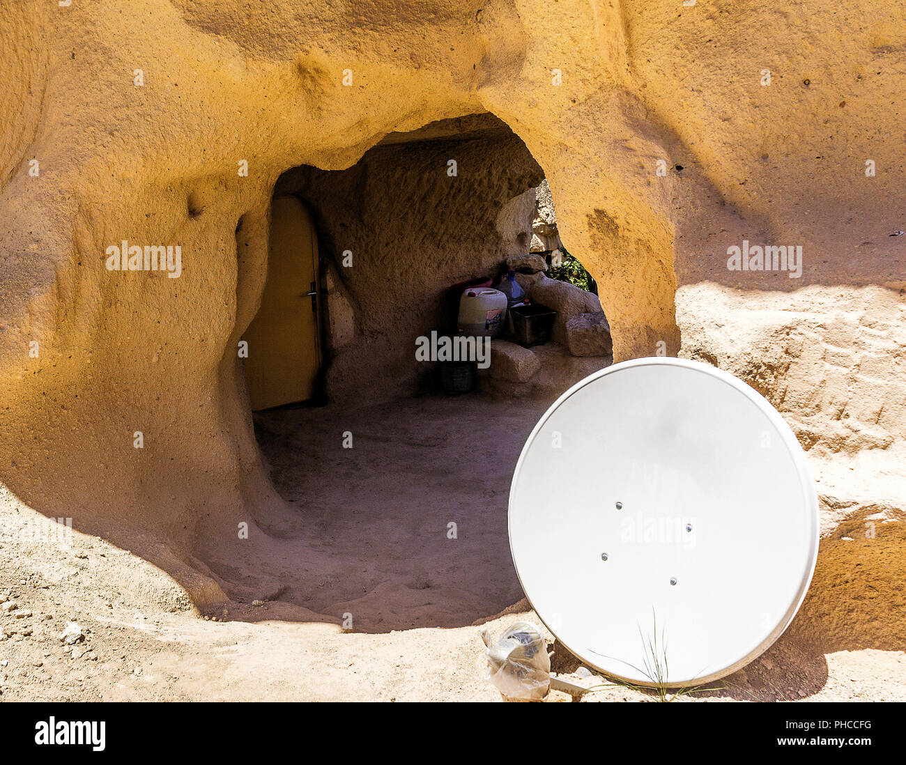 Satellite bowl hi-res stock photography and images - Alamy