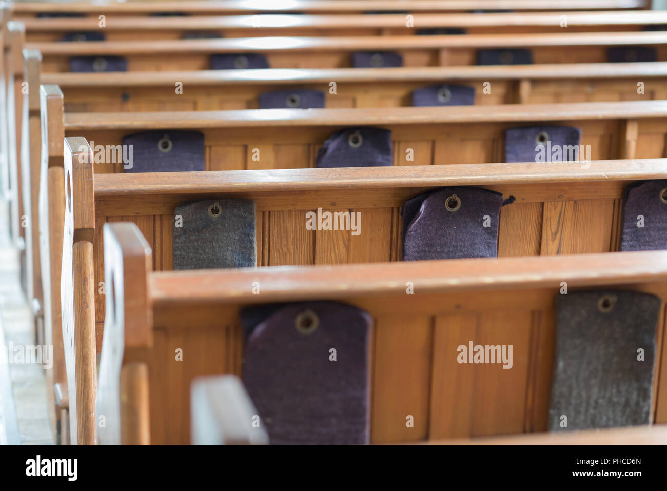 Pews in rows church hi-res stock photography and images - Alamy