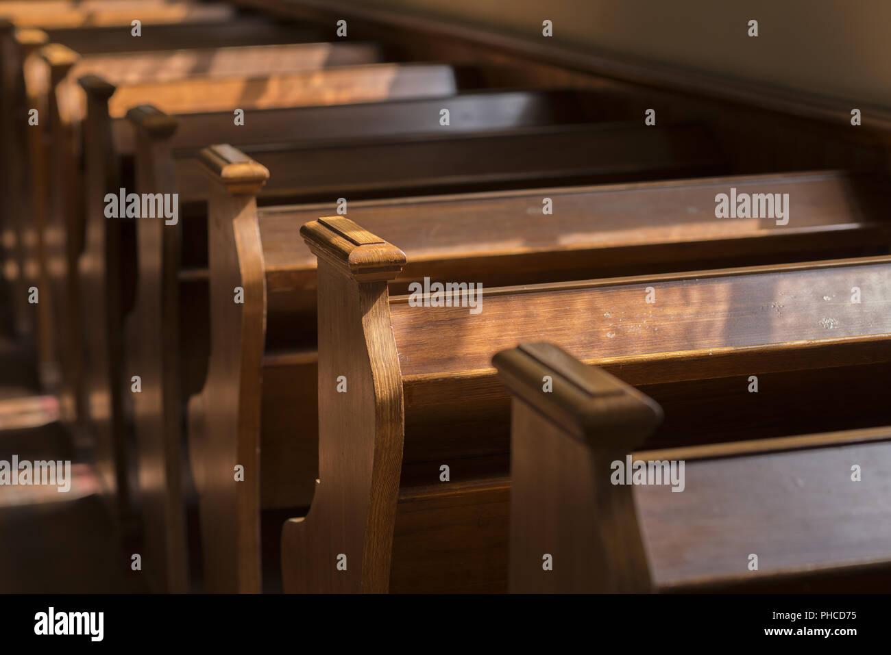 Sitting in pews hi-res stock photography and images - Alamy