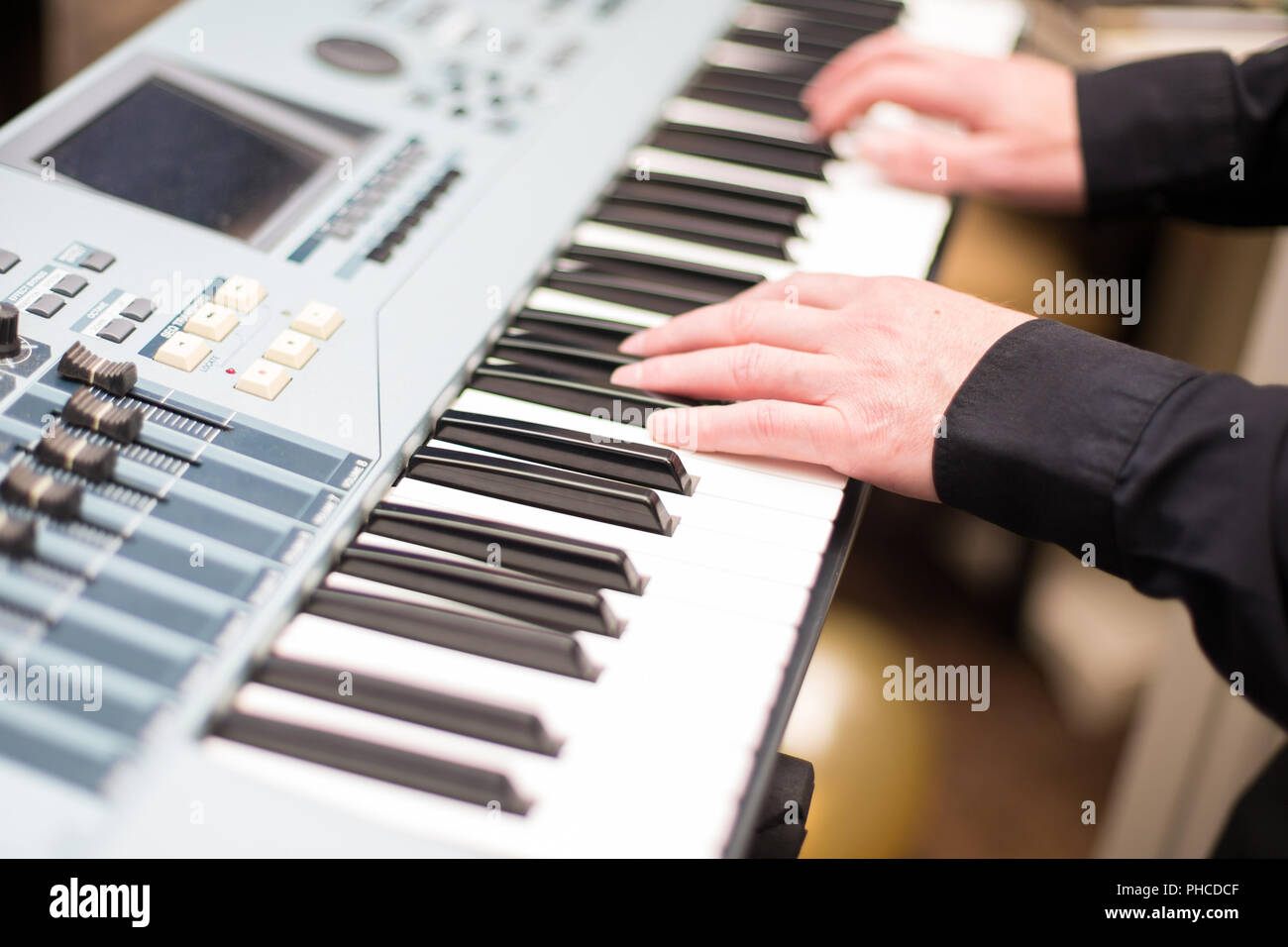 Playing man piano synthesizer hand hi-res stock photography and images ...