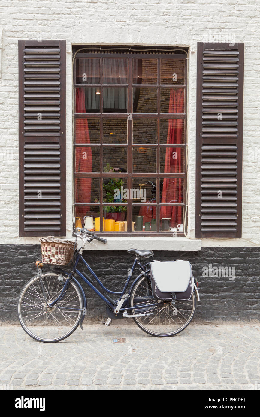 Vintage bike Brick wall window Stock Photo - Alamy