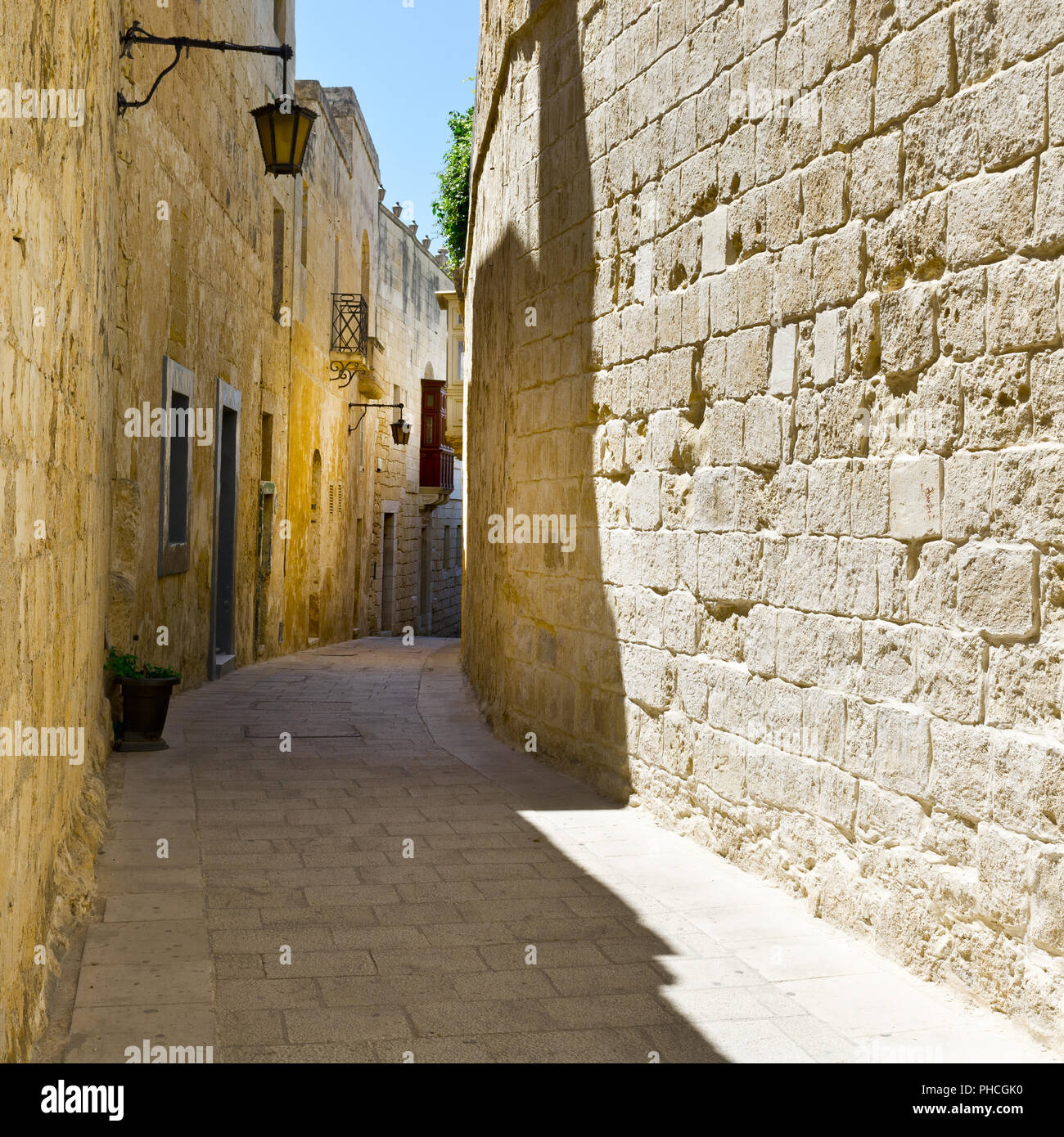 Street with traditional maltese buildings in Mdina Stock Photo - Alamy