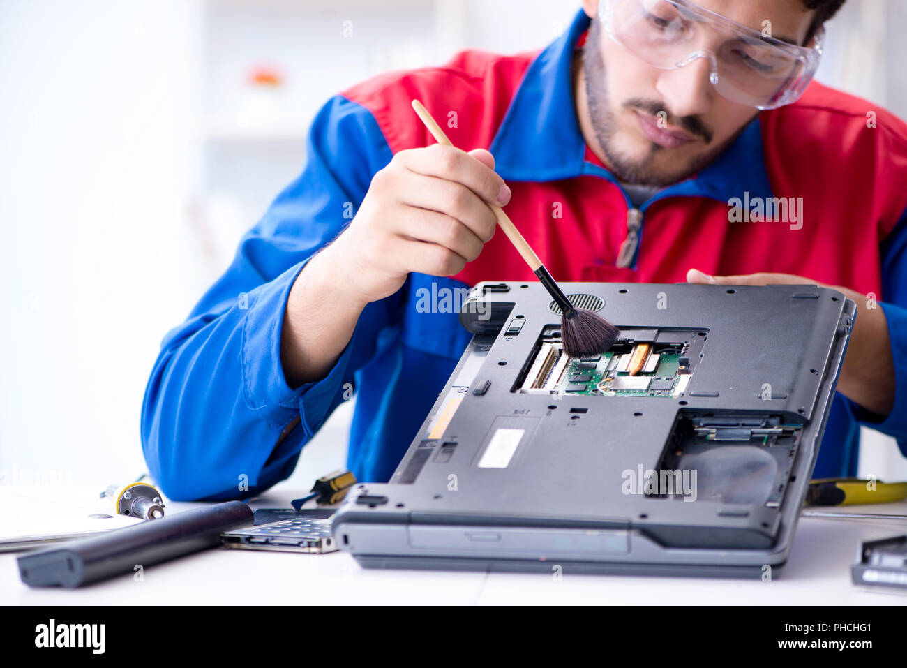 Repairman working in technical support fixing computer laptop tr Stock ...