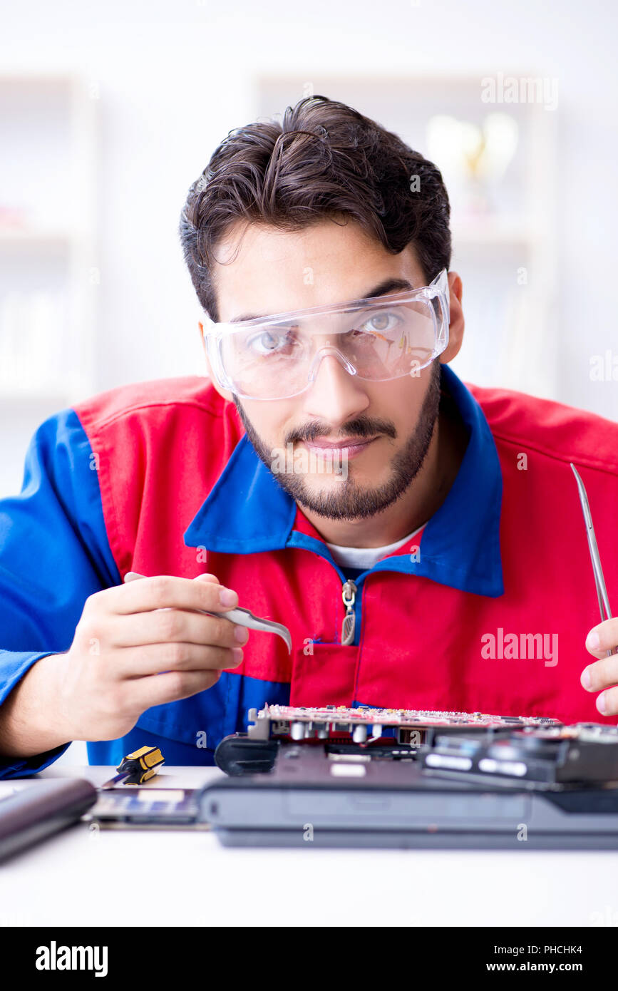Repairman working in technical support fixing computer laptop tr Stock ...