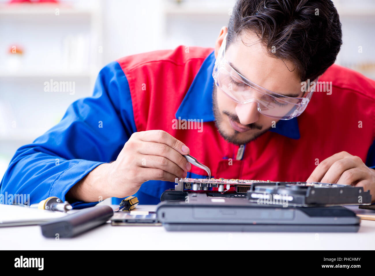 Repairman working in technical support fixing computer laptop tr Stock ...
