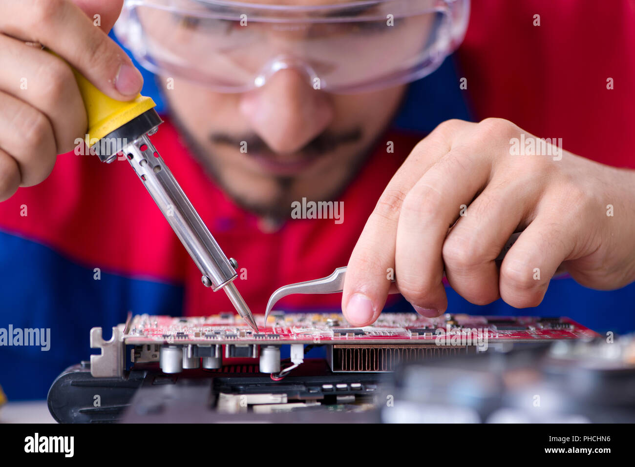 Repairman working in technical support fixing computer laptop tr Stock ...