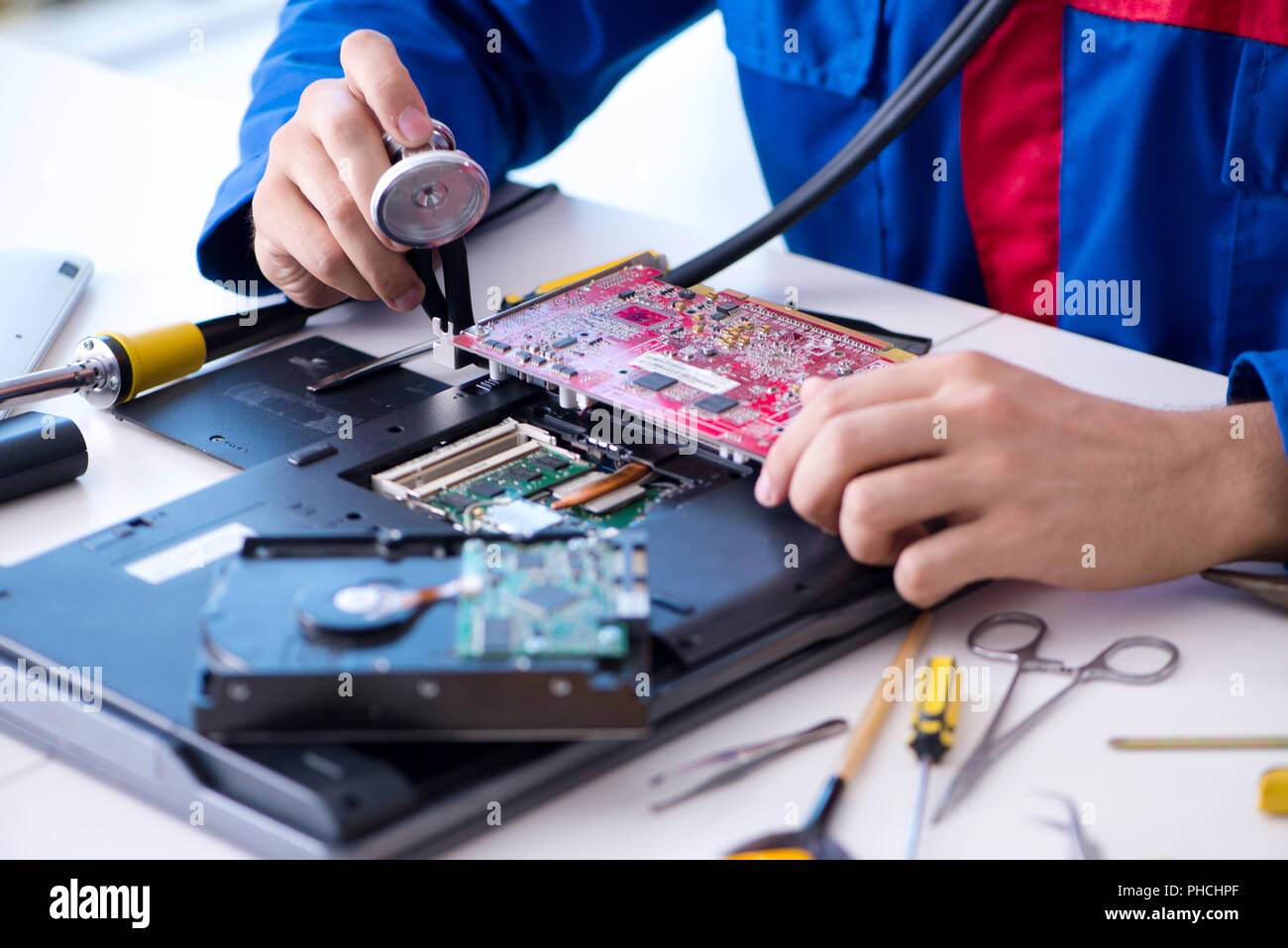 Repairman working in technical support fixing computer laptop tr Stock ...
