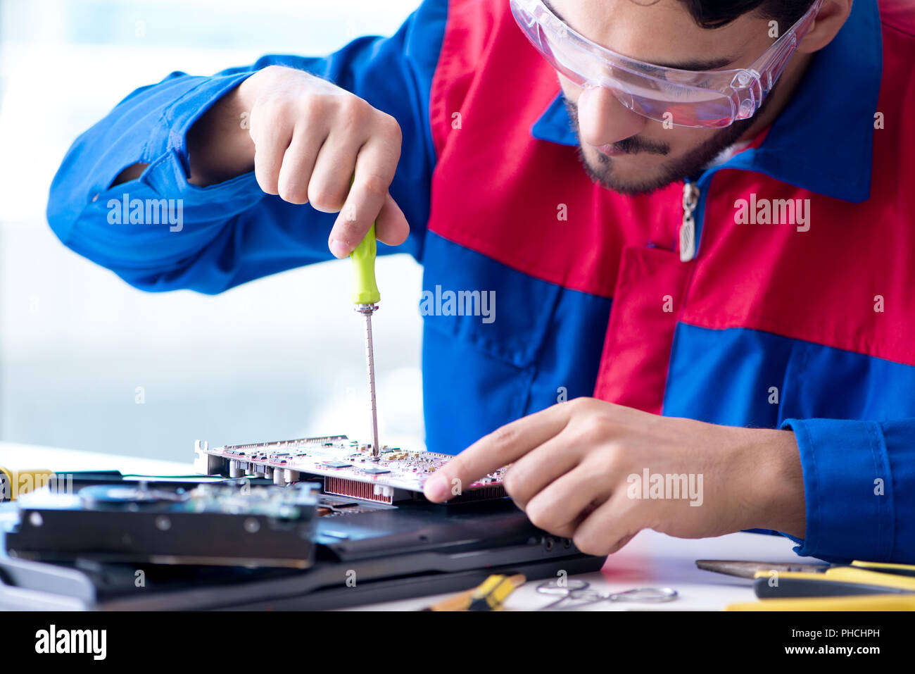 Repairman working in technical support fixing computer laptop tr Stock ...