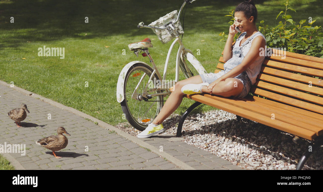 Woman sitting on bench talking hi-res stock photography and images - Alamy