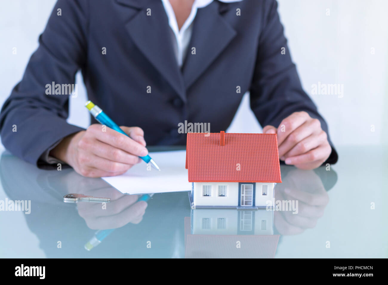 Real estate agent desk hi-res stock photography and images - Alamy