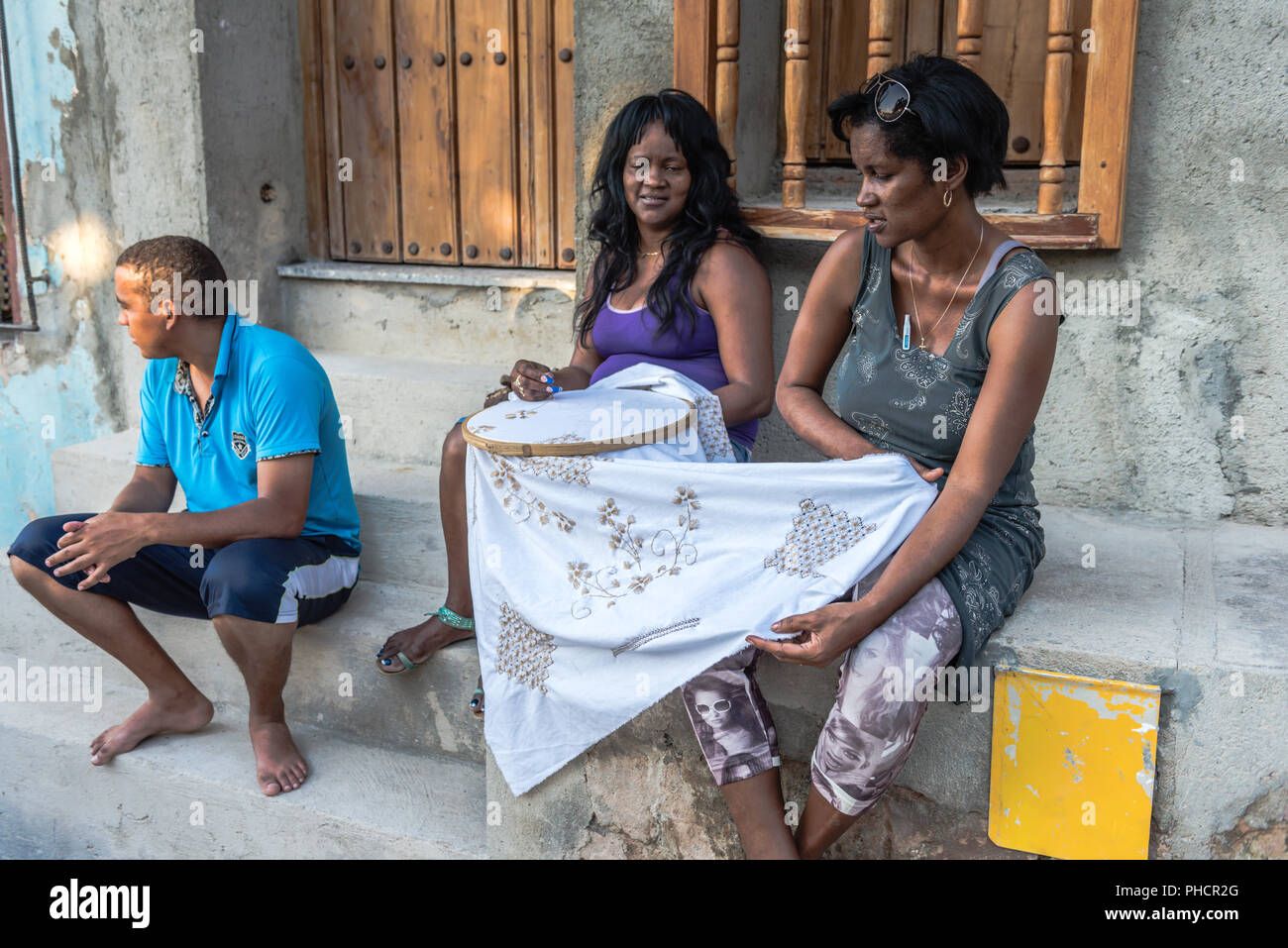 Cuban man weaving hi-res stock photography and images - Alamy