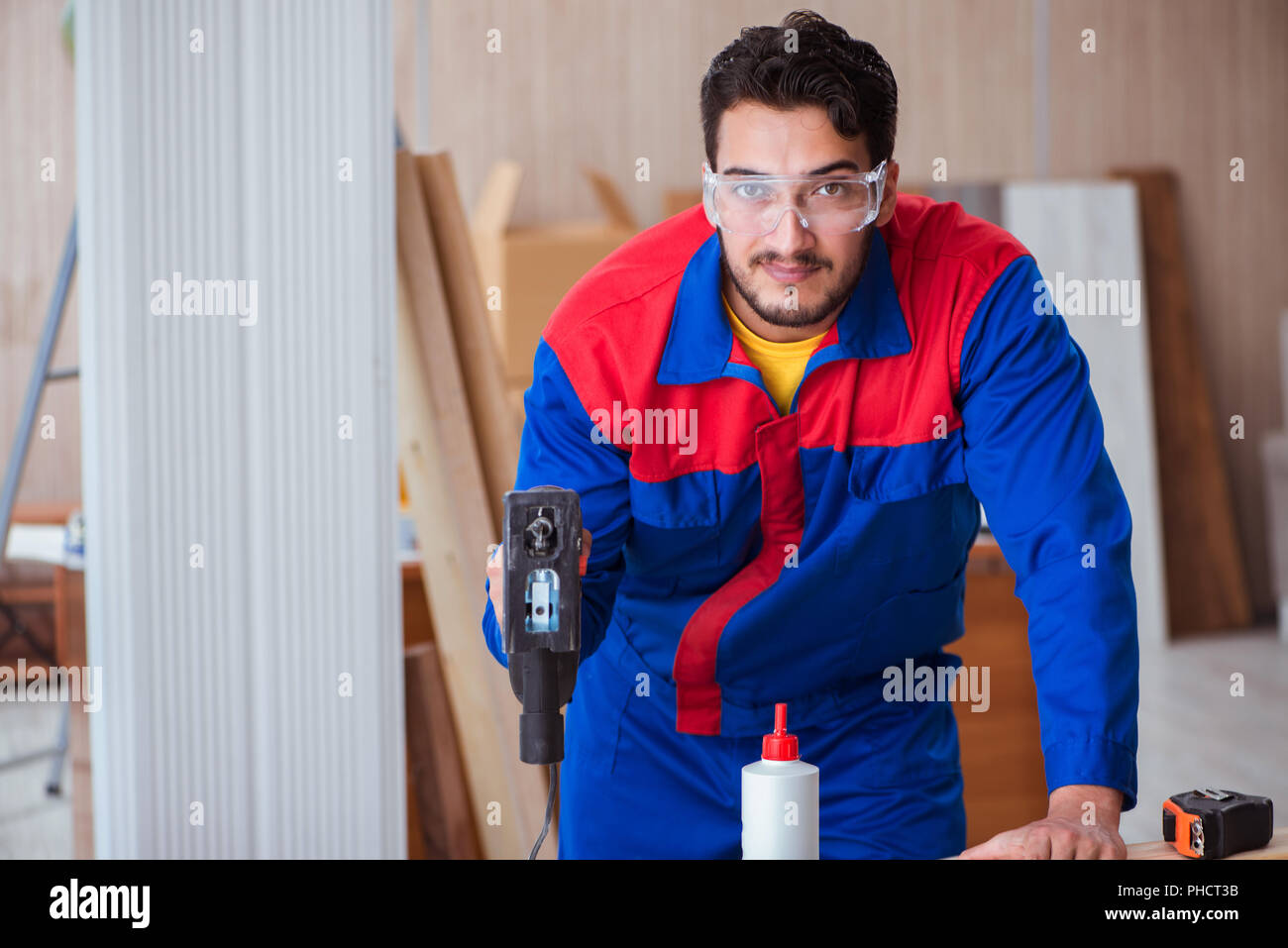 Young repairman working with a power saw sawing Stock Photo - Alamy