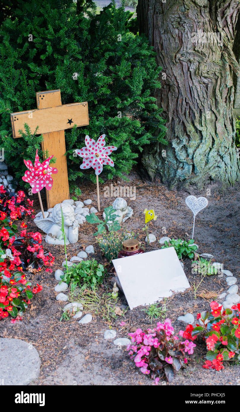 Dead persons shrine hi-res stock photography and images - Alamy