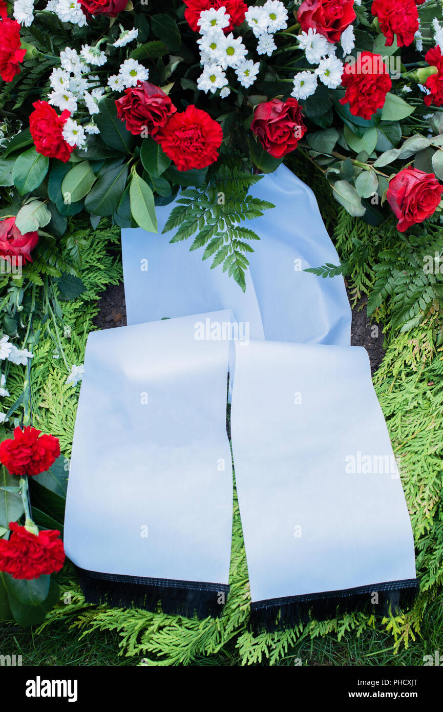 Burial service in cemetery hi-res stock photography and images - Alamy