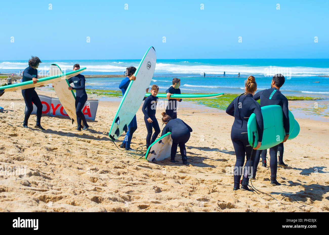 Group of surfers hi-res stock photography and images - Alamy