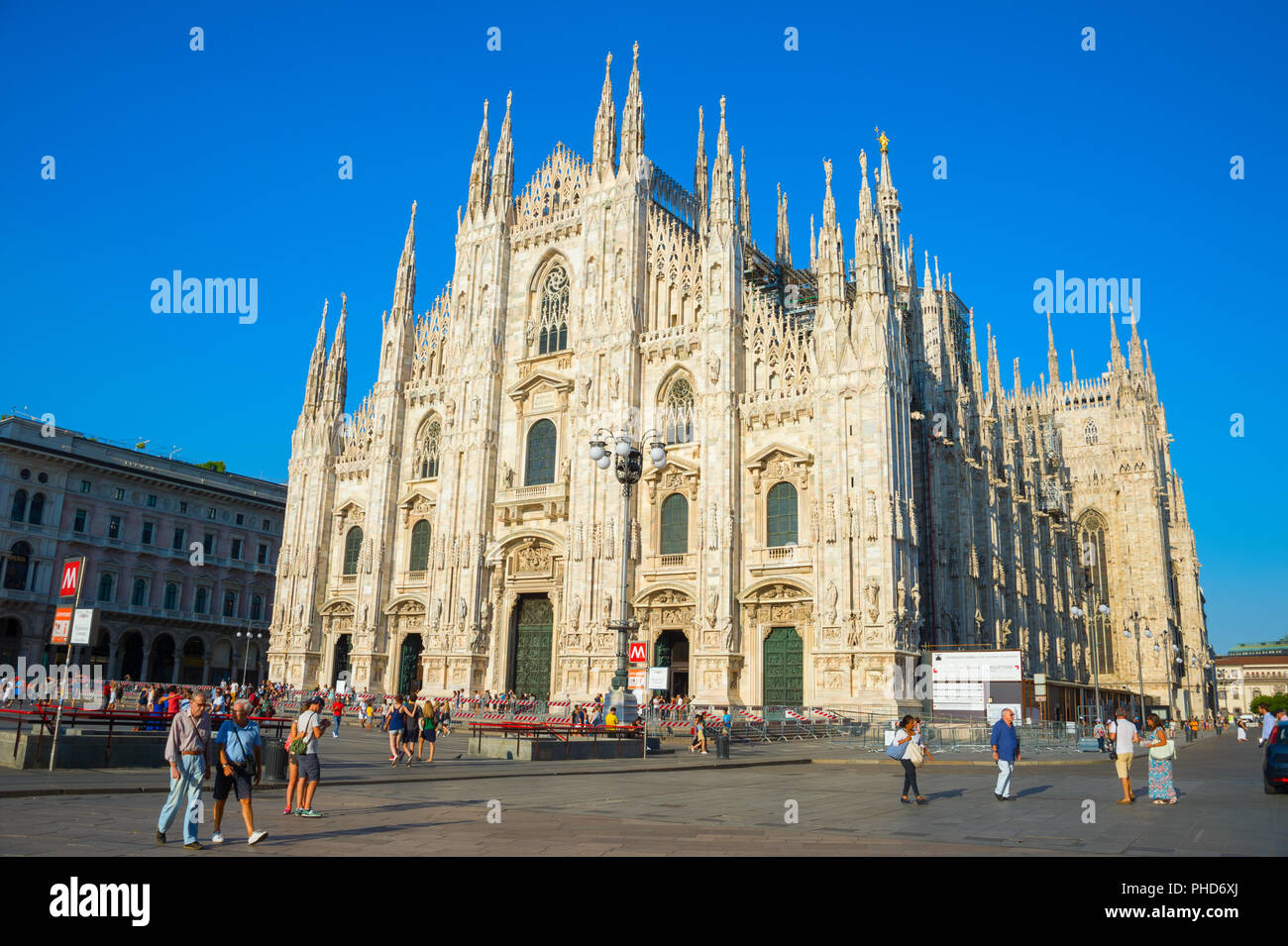 Side view. Milan Cathedral, Italy Stock Photo - Alamy