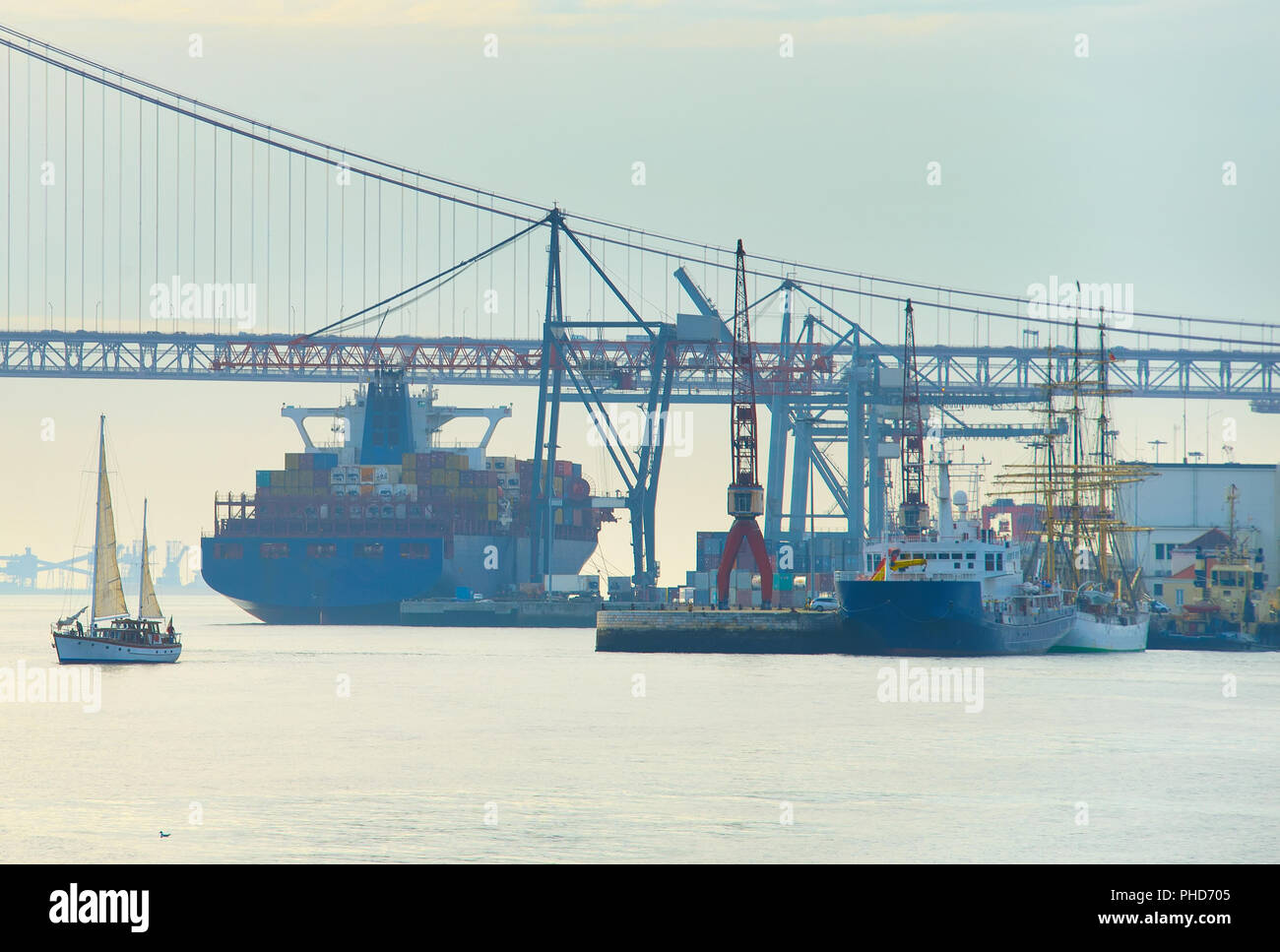 Large industrial port overview hi-res stock photography and images - Alamy