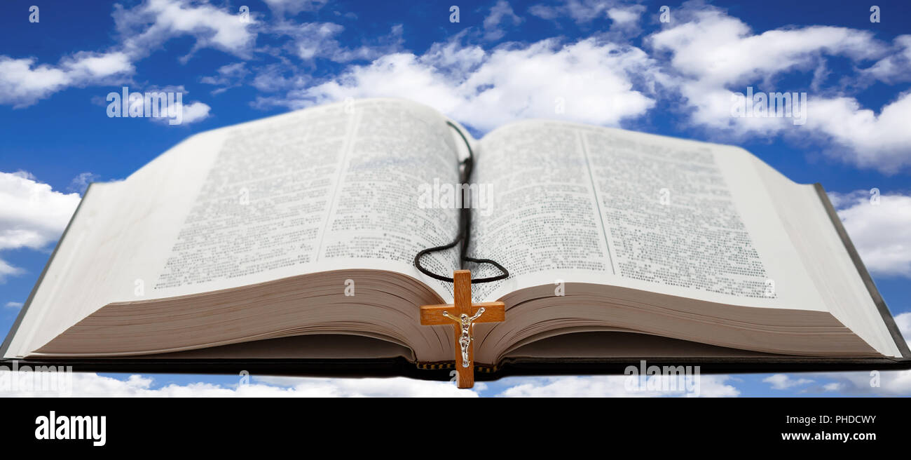 Open bible wooden cross hi-res stock photography and images - Alamy