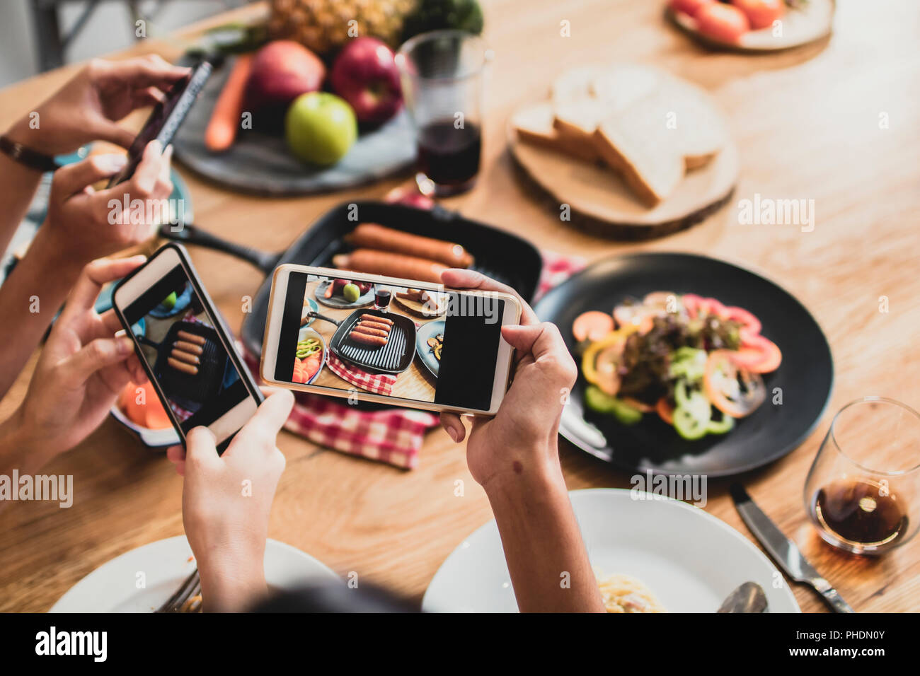 Mobile phone dinner party hi-res stock photography and images - Alamy