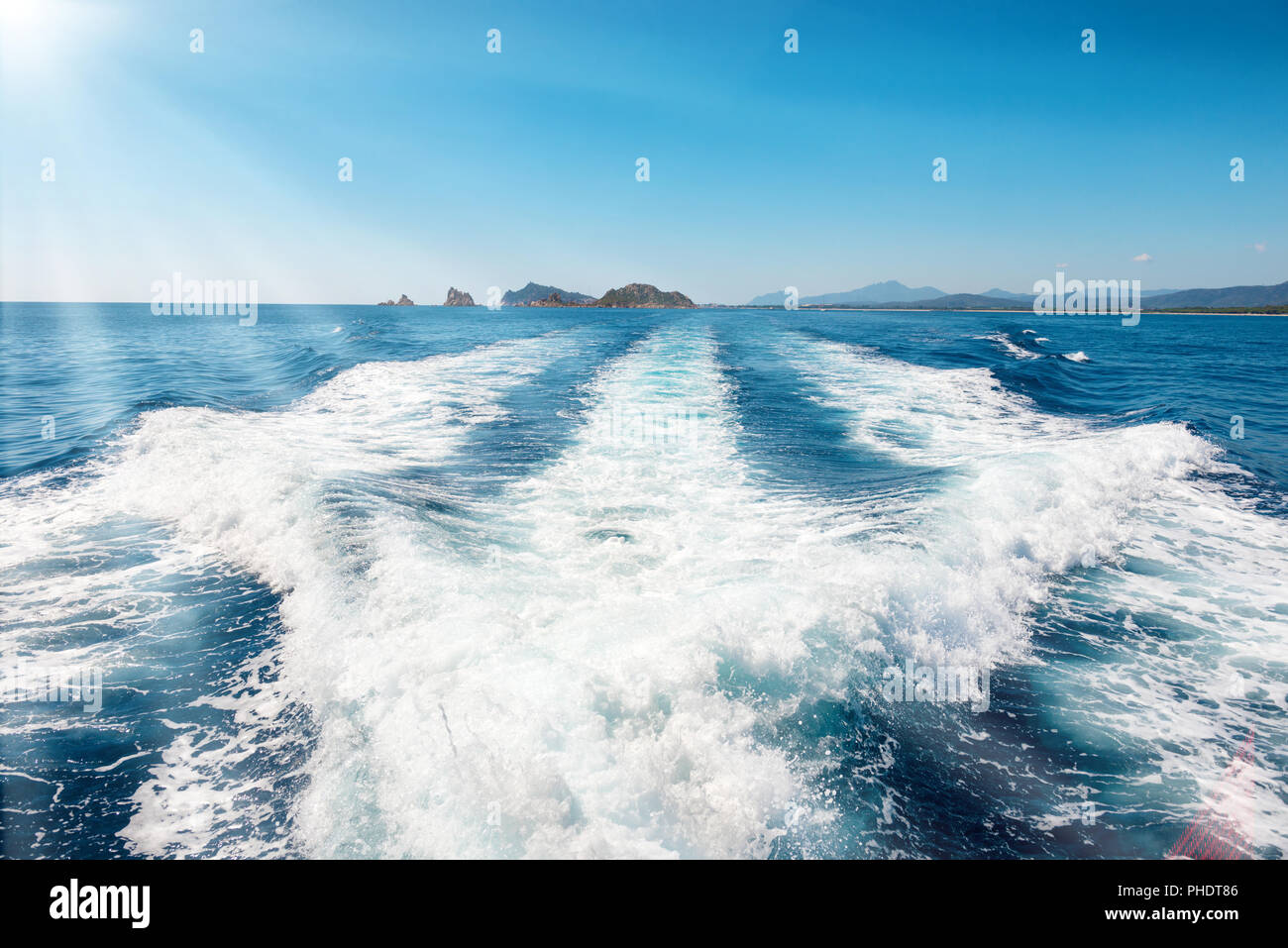 Boat waves hi-res stock photography and images - Alamy