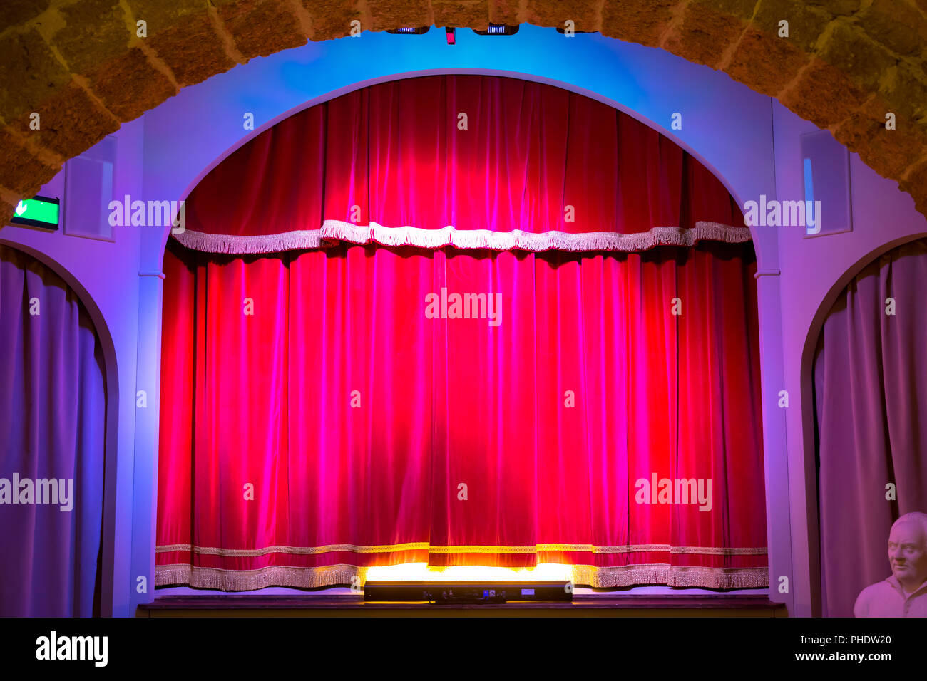 Closed stage curtain hi-res stock photography and images - Alamy
