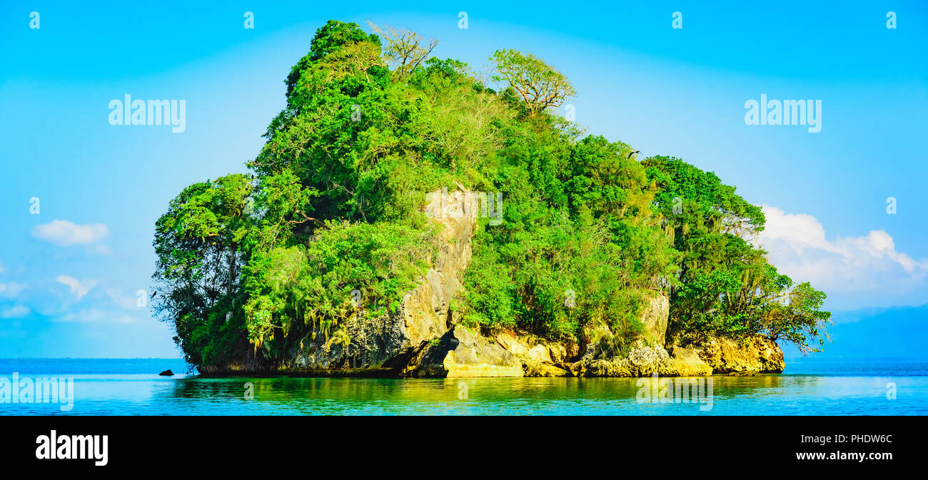 Island paradise in ocean aerial hi-res stock photography and images - Alamy